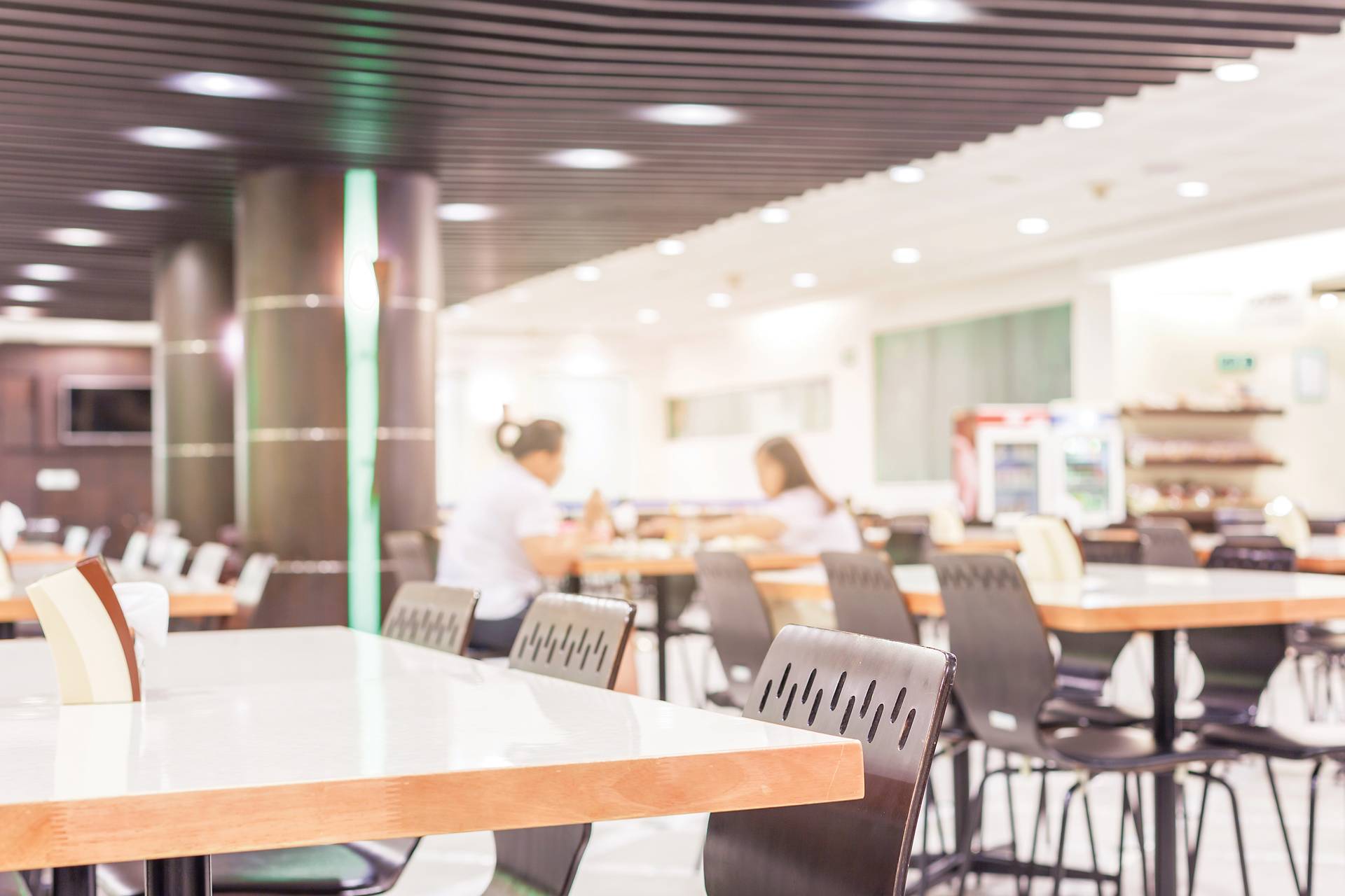 4 Tips for Smart Selection Choosing the Best Dining Hall Tables – PUPN